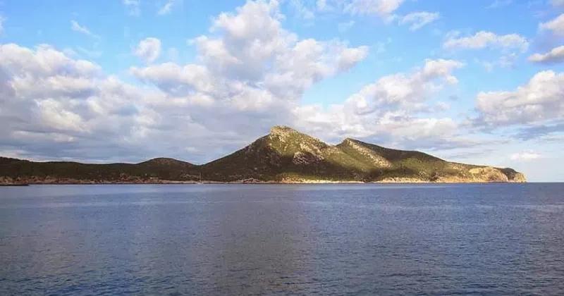 Descubre los bosques y montañas de Sa Dragonera caminando